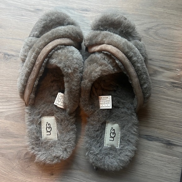 UGG | Shoes | Scuffita Genuine Shearling Slide Slipper Uggs Size 9 ...